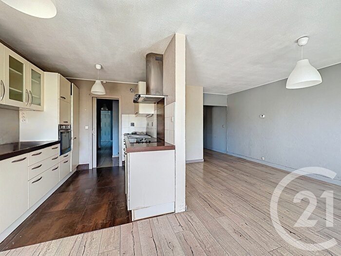 Appartement à vendre - Décines-Charpieu - 5 pièces - 4 chambres