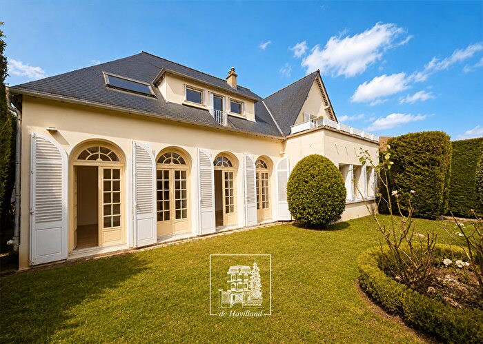 Maison 9 pièces à louer à Garches