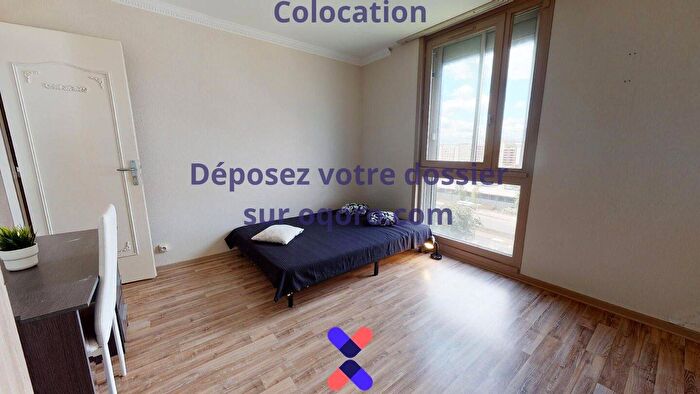 Appartement à louer - Les Genêts-Le Vinatier-Le Lessivas, Bron - 6 pièces - 5 chambres