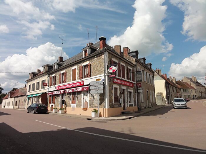 Maison à vendre - Saint-Pierre-le-Moûtier - 11 pièces - 9 chambres