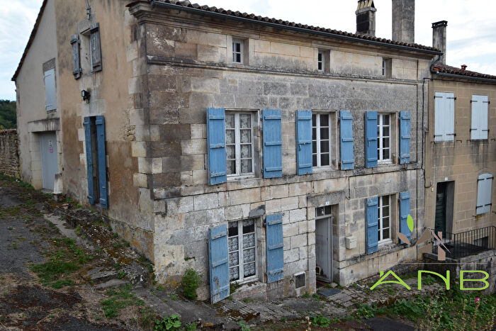 Maison 4 pièces à Villebois-Lavalette, à vendre