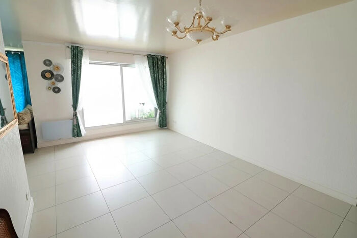 Appartement à vendre - Nevers, Centre-ville - 4 pièces - 2 chambres