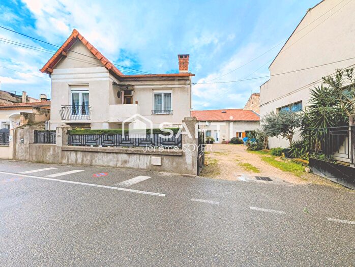 Maison à vendre - Châteaurenard, Centre-ville - 8 pièces - 6 chambres