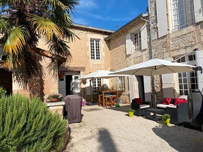 Maison à vendre - Civray - 14 pièces - 9 chambres