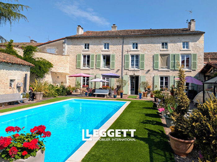 Maison à vendre - Couhé - 12 pièces - 8 chambres