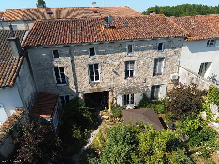 Maison 7 pièces à vendre - Aigre