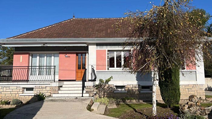 Saint-Martin-de-Bossenay : Maison 4 pièces à louer