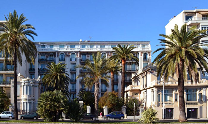 Appartement à louer - Nice, Promenade des Anglais, Rue de France - 3 pièces - 2 chambres