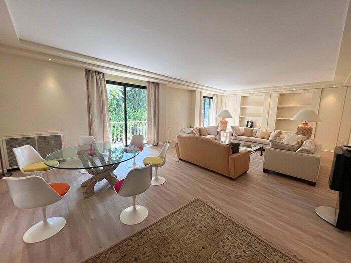 Appartement 4 pièces à Porte Dauphine, Paris 16ème arrondissement, à louer