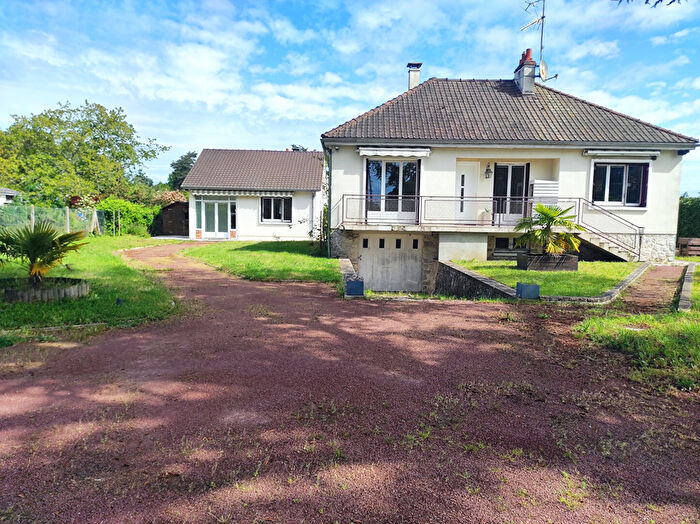 Maison à vendre - Saint-Denis-de-lHôtel - 7 pièces - 5 chambres