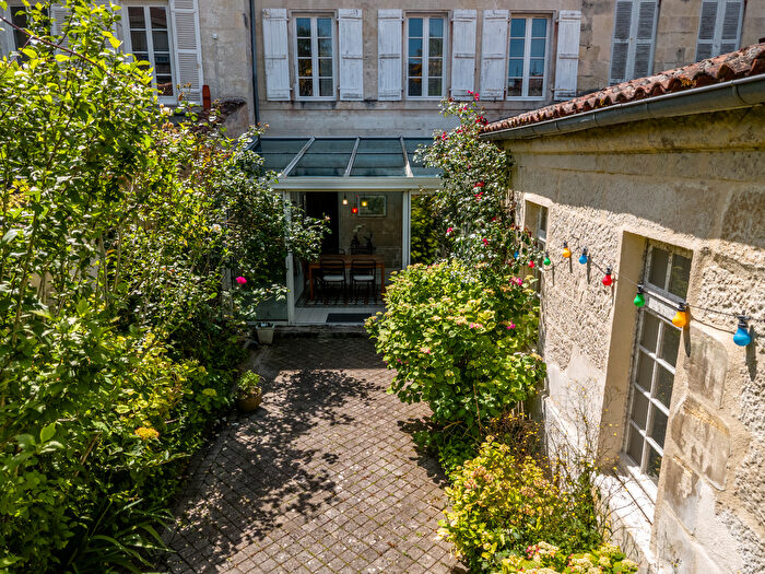 Saintes, Centre-ville - Maison 9 pièces à vendre