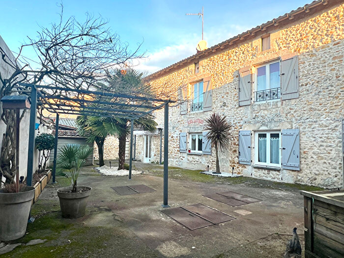 Maison à vendre - Lhommaizé - 8 pièces - 6 chambres