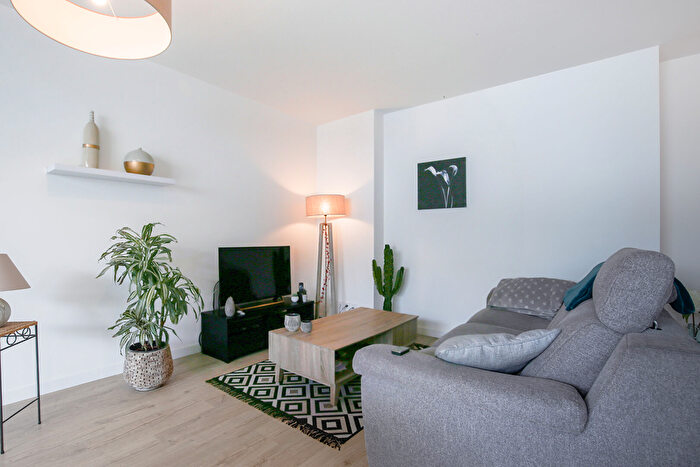 Maisons à vendre et appartements à louer - 1