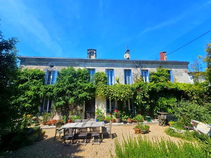 Mortagne-sur-Gironde : Maison 15 pièces à vendre