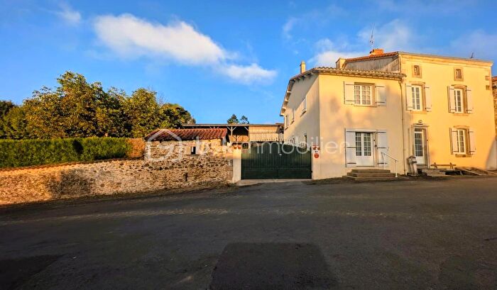 Maison à vendre - Fenioux - 9 pièces - 6 chambres