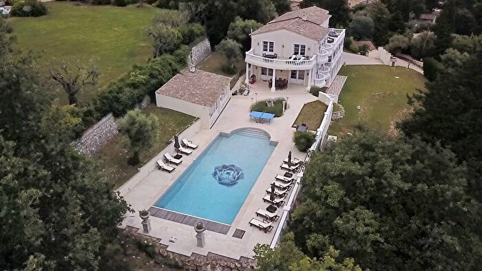 Maison à louer - Tourrettes-sur-Loup - 10 pièces - 7 chambres