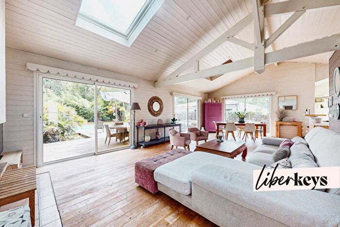 Maison à vendre - Martignas-sur-Jalle - 8 pièces - 5 chambres