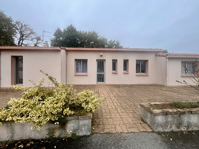 Maison à vendre - Saint-Hilaire-de-Loulay - 5 pièces - 3 chambres