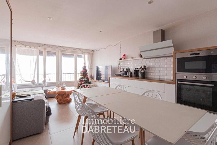 La Pagère-Bron Église-Le Terraillon-Saint Jean : Appartement 4 pièces à louer