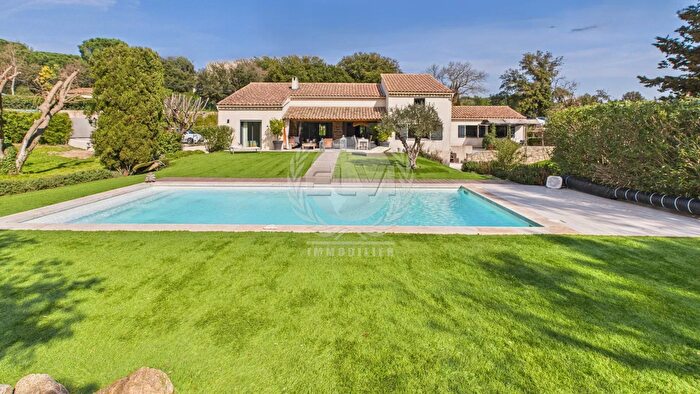 Maison à vendre - Le Plan-de-la-Tour - 5 pièces - 6 chambres