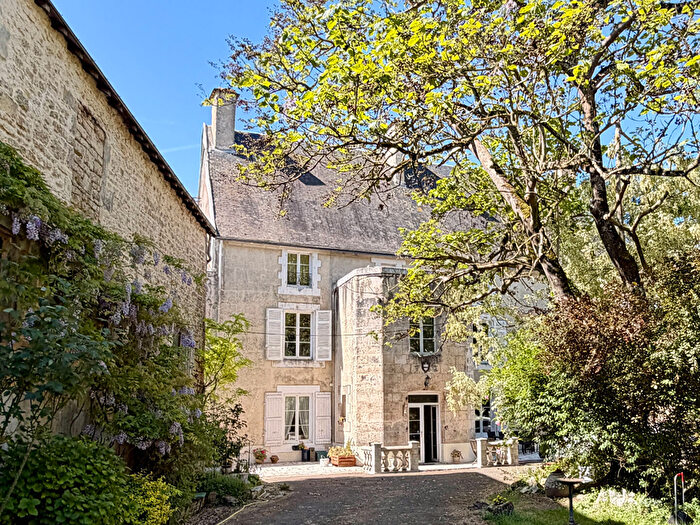 Chef-Boutonne : Maison 11 pièces à vendre