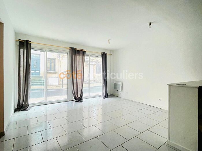 Appartement à louer - Nord, Caussade - 3 pièces - 2 chambres