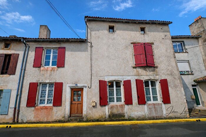 Maison à vendre - Civray - 7 pièces - 6 chambres