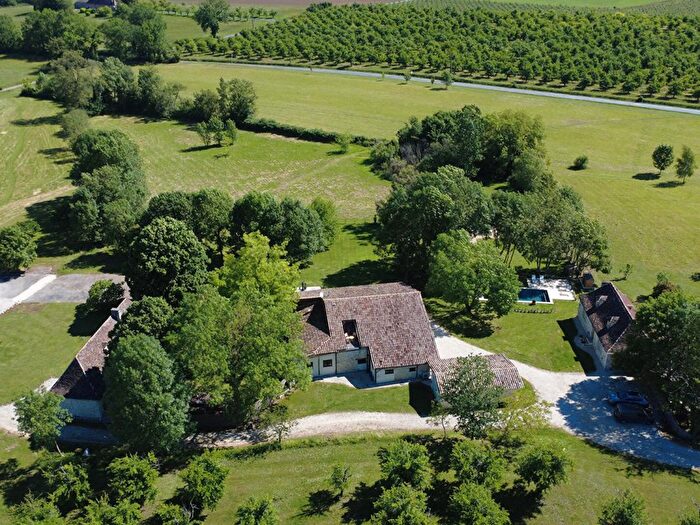 Sainte-Sabine-Born : Maison 8 pièces à vendre