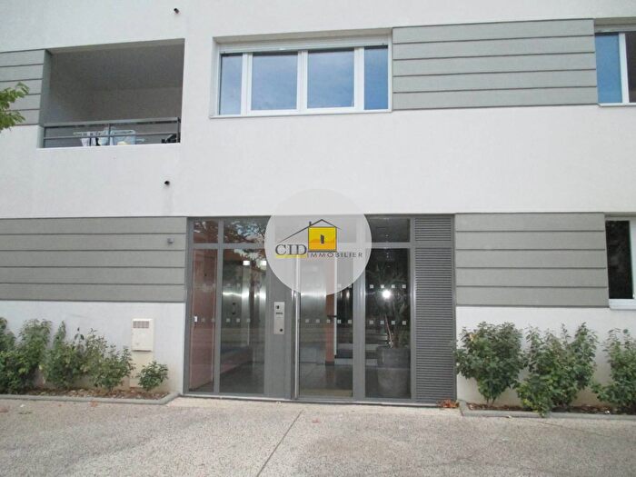 Appartement à louer - Le Village, Saint-Priest - 2 pièces - 1 chambre