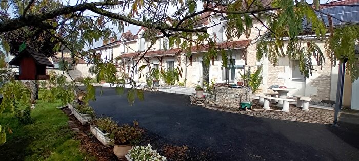 Maison à vendre - Nueil-sous-Faye - 7 pièces - 4 chambres