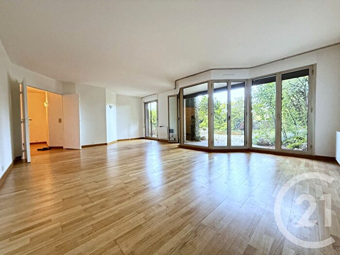 Appartement 5 pièces à louer à Courbevoie, Hôtel de ville