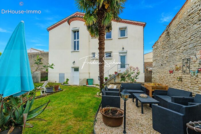 Courçon : Maison 9 pièces à vendre