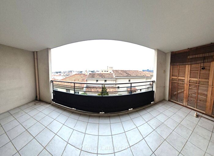 Appartement à louer - Marseille ème arrondissement - 3 pièces - 2 chambres