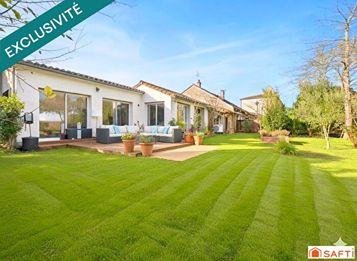 Maison à vendre - LIsle-Jourdain - 8 pièces - 5 chambres