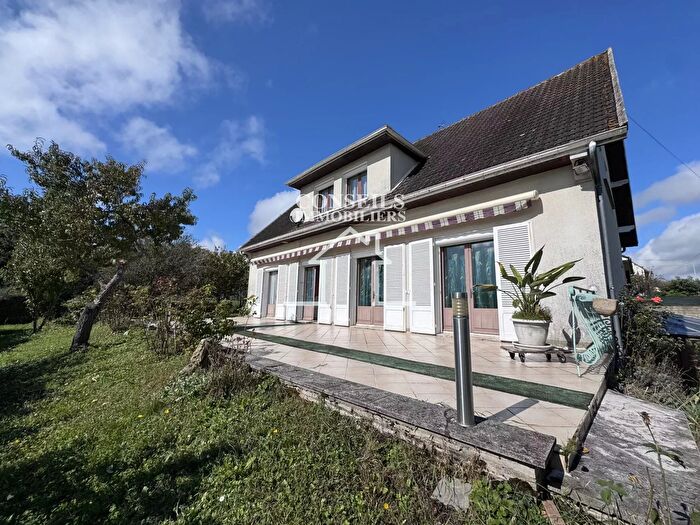 Saint-Julien-du-Sault : Maison 8 pièces à vendre