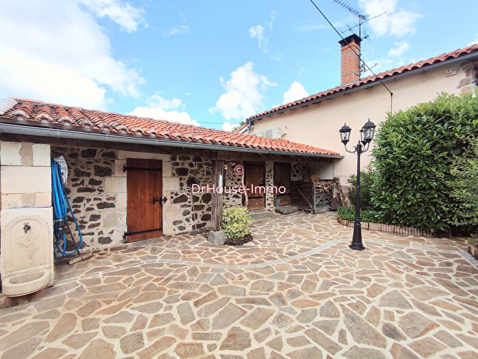 Maison à vendre - Oradour-Fanais - 6 pièces - 3 chambres