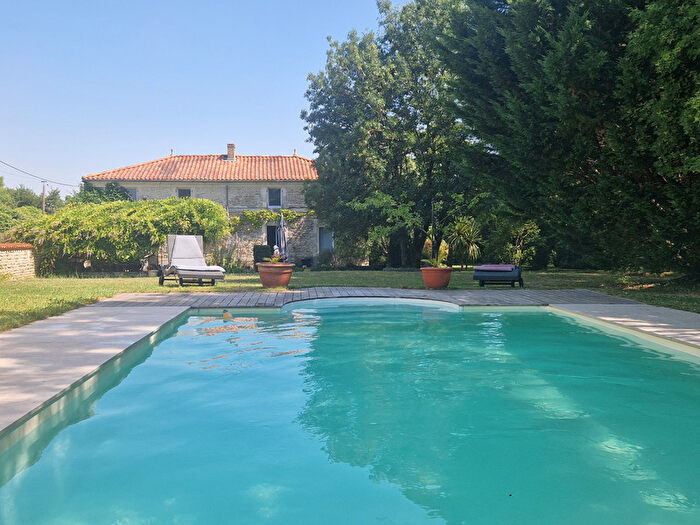 Maison à vendre - Tonnay-Boutonne - 6 pièces - 3 chambres