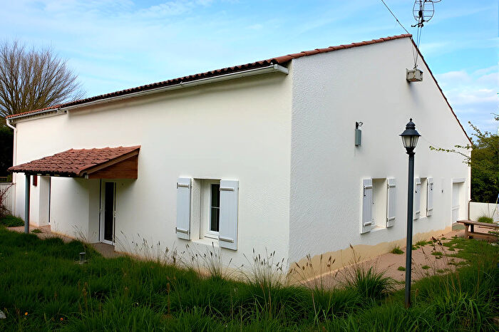 Maison à vendre - Burie - 6 pièces - 2 chambres