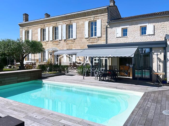 Aubie-et-Espessas : Maison 8 pièces à vendre