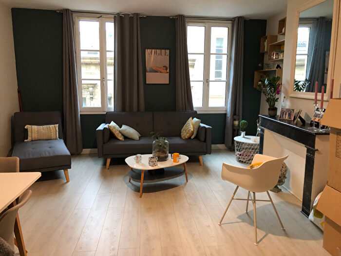 Appartement à louer - Bordeaux, Saint-Pierre - 2 pièces - 1 chambre
