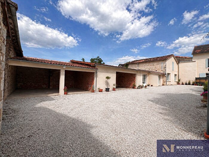 Maison 3 pièces à Saint-Amant-de-Bonnieure, à vendre