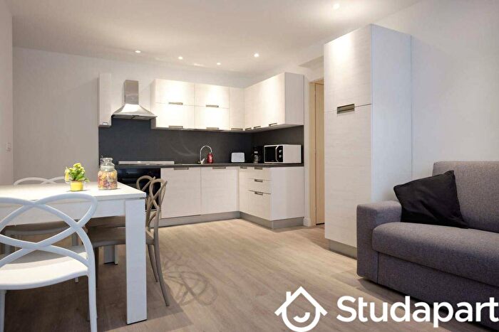 Appartement à louer - Juan-les-Pins, Antibes - 1 pièce - 3 chambres