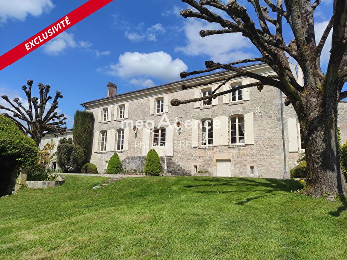 Maison à vendre - Saint-Jean-dAngély - 10 pièces - 7 chambres