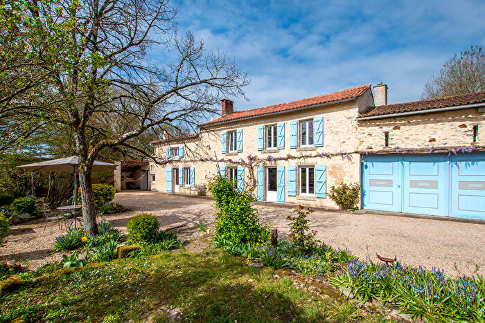 Maison à vendre - Vouvant - 7 pièces - 5 chambres