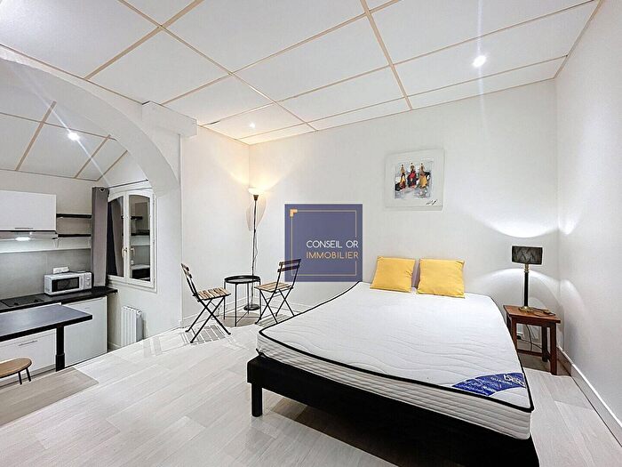 Centre-Bourg, Saint-Genis-Laval : Appartement 1 pièce à louer