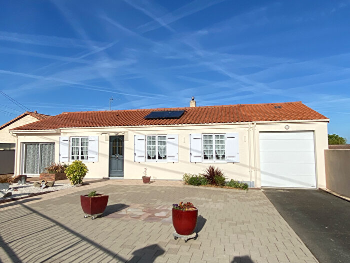 Maison à vendre - Vihiers - 5 pièces - 3 chambres