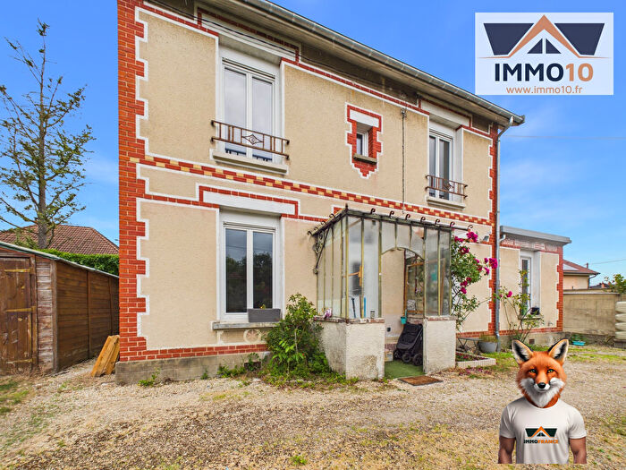Saint-Julien-les-Villas : Maison 4 pièces à vendre