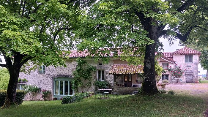Maison à vendre - Verteillac - 9 pièces - 5 chambres