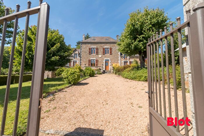 Maison 8 pièces à Saint-Marc-le-Blanc, à vendre