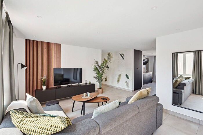 Appartement à louer - Le Grand Trou, Lyon ème arrondissement - 1 pièce - 4 chambres